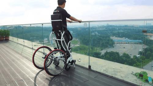 外国发明"站立式"轮椅, 有了它残疾人也能随时随地站起来