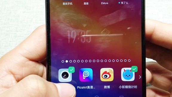 手机时间看不清怎么办,长按桌面,就可以啦