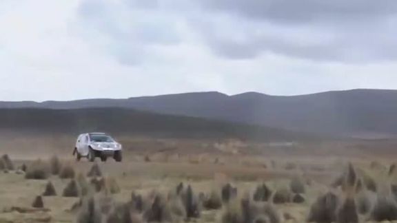 过程太惊悚,汽车空中翻转几百度后撞击地面!