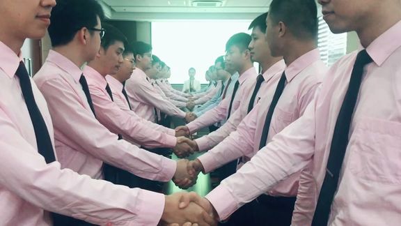 学员们握手礼练习