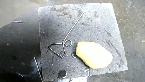 民间简易去皮刀制作。