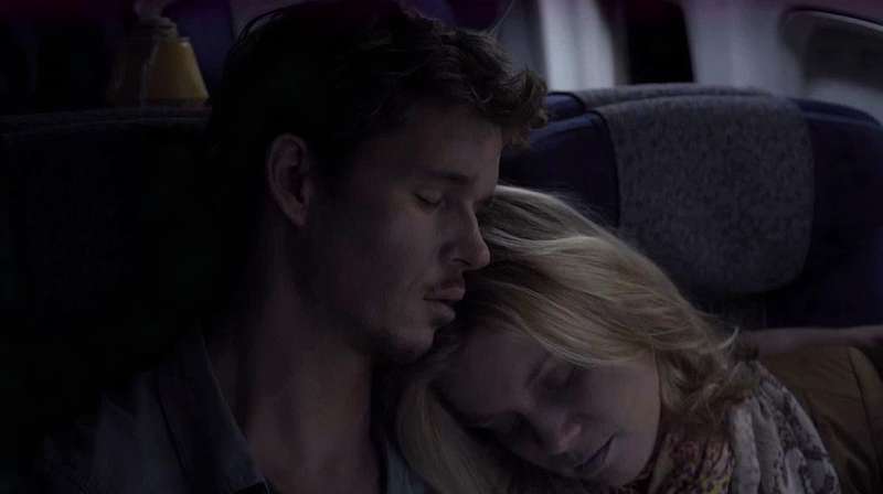 飞机发生灵异事件,乘客们纷纷逃命,回头发现身体正躺在座位上