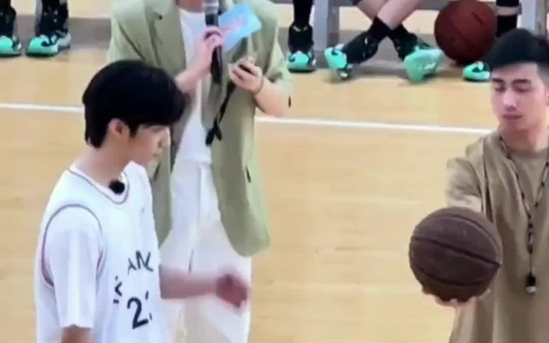 ...偶像剧里面的篮球比赛么刘耀文 篮球 时代峰峻运动会 tf家族夏季运动会