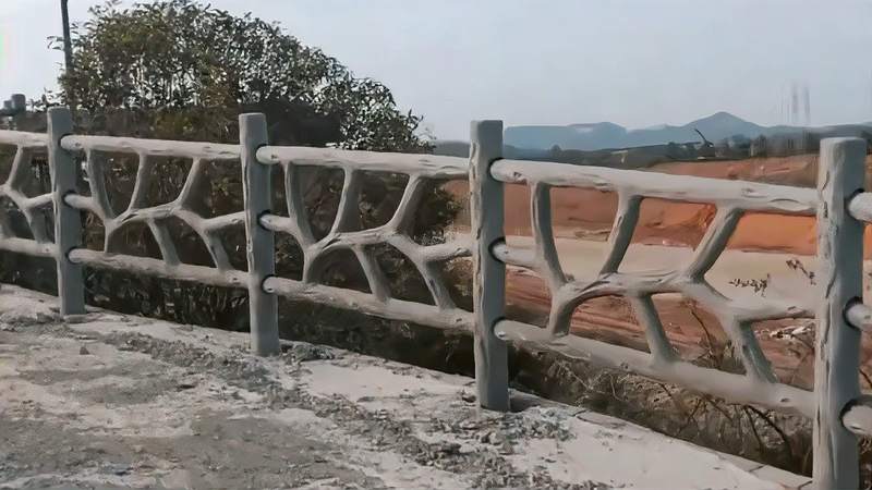 校方回应宣传栏倾倒致学生1死2伤:配合调查,严肃追责