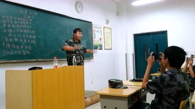 我们班级的“网红”,全班合唱强军战歌,非要上去当指挥