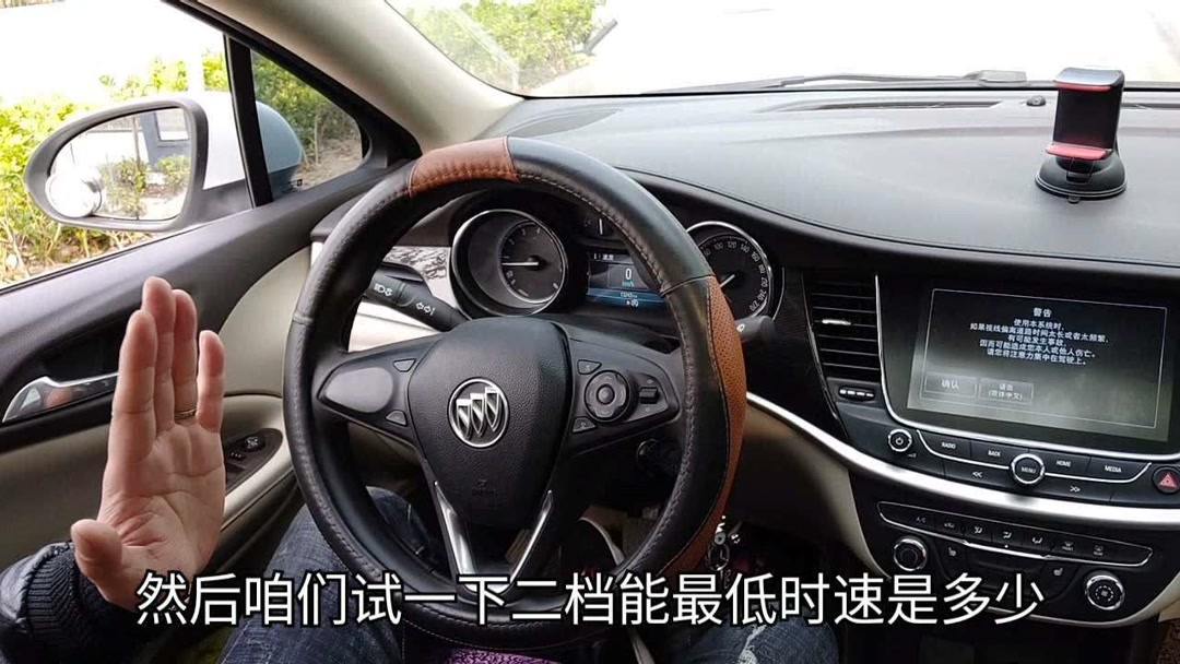 新手驾驶手动挡汽车转弯时,用二档转弯最低时速是多少,还不熄火