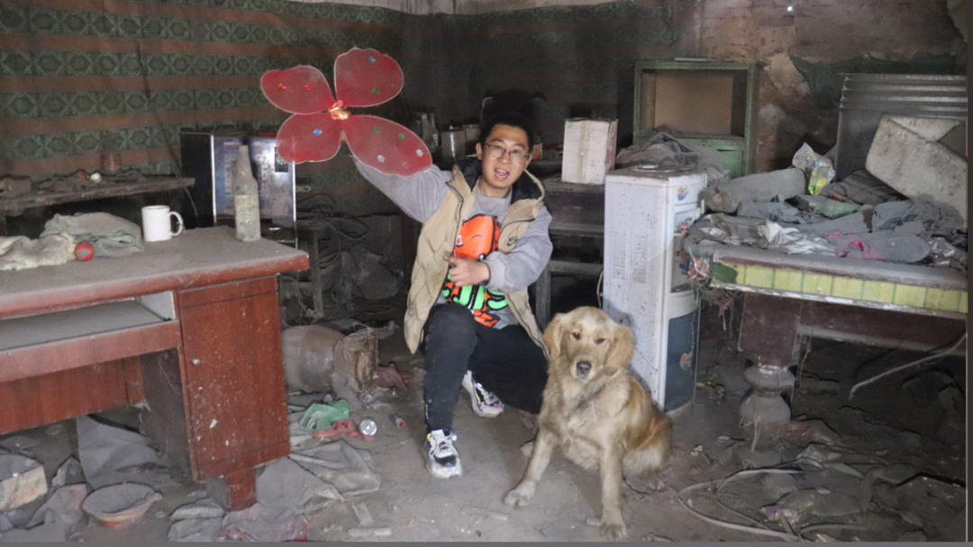 小伙带金毛去参观百年杂货铺,里边各式各样的东西,你们见过吗?