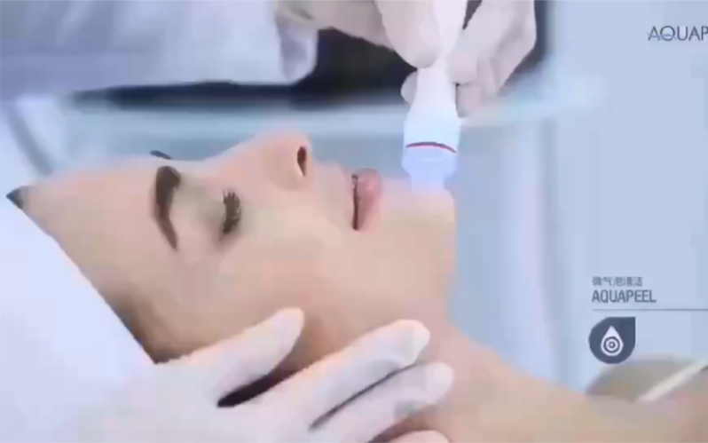 打破传统美容院的手工按摩,追崇尖端的科技护肤
