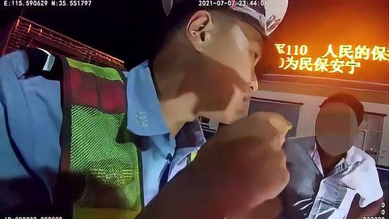醉汉骑电动车逆行超车道 交警怒吼:还要命吗