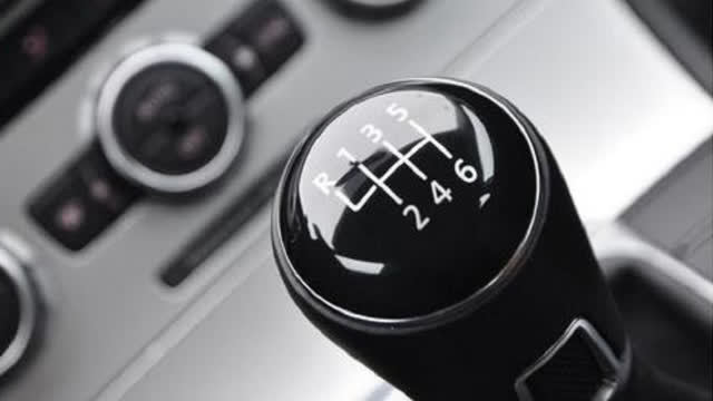 手动挡汽车在打火时,到底要不要踩离合?再不注意车子要大修