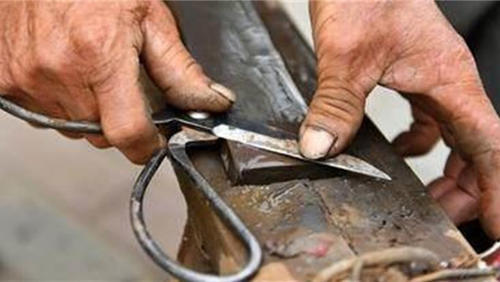 磨刀不用买磨刀石,学会这诀窍,剪刀快速除锈变锋利,很实用