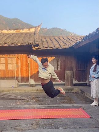 满分立定跳远 堂姐来看我立定跳远…努力将有无限可能,感谢观看。