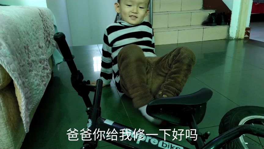 4岁孩子平衡车坏了,小伙1元成本简单修复,补胎为何不能直接沾合