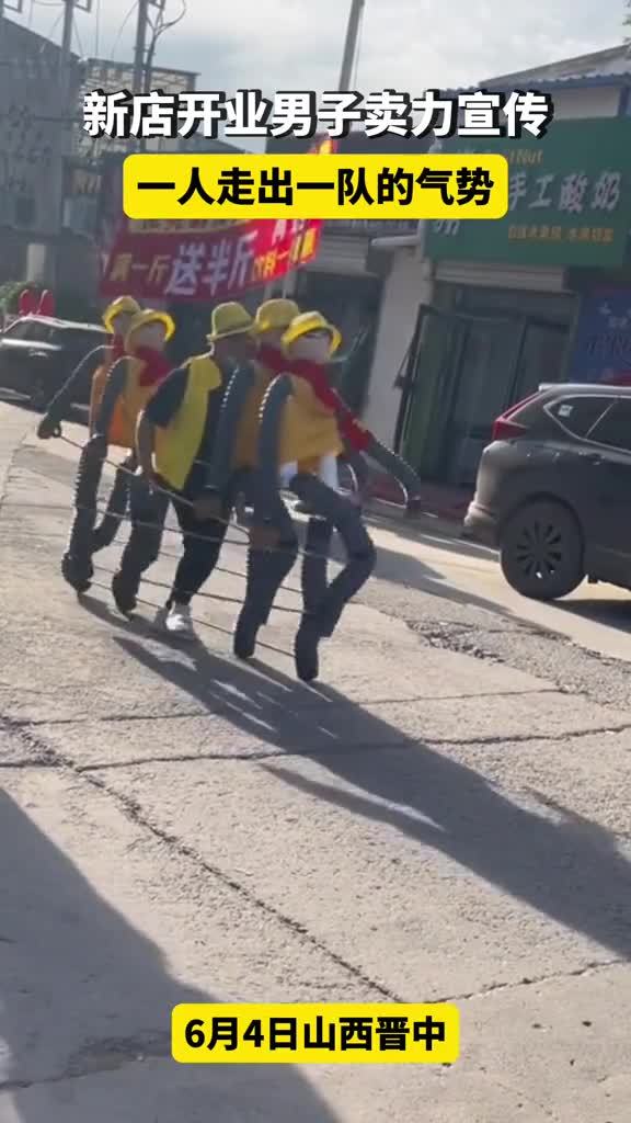 新店开业男子卖力宣传,一人走出一队的气势