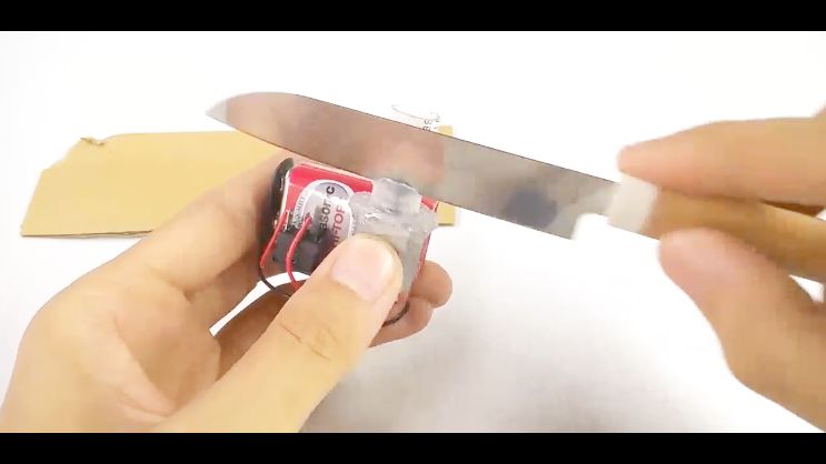 厉害了,他发明了电动磨刀器,在家太实用了