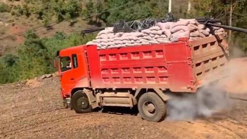 行车记录仪:除了内蒙百吨王,就服云贵川的单桥车,30吨走山路没压力!