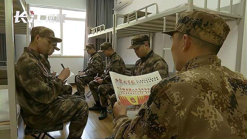 预定新兵学习全国“两会精神”