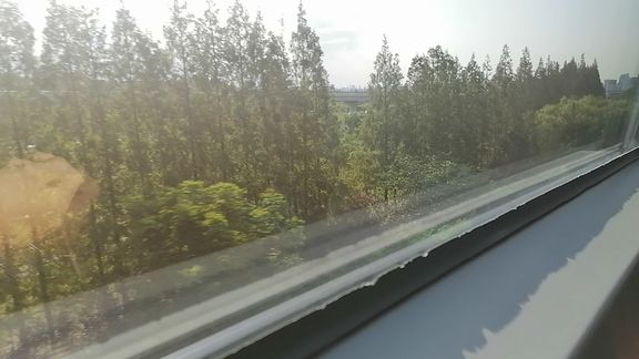 感受一下磁悬浮列车的速度[哈欠]也就那样的感觉特快