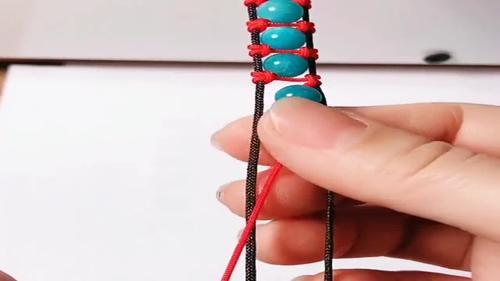 不知道如何编织珠子手链?只要学会了这招,一分钟就能搞定!