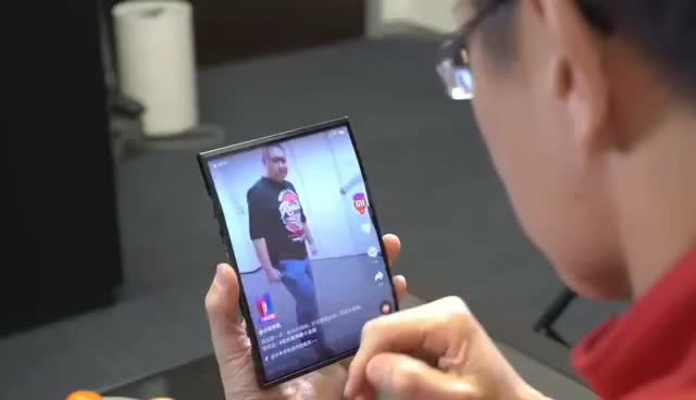 小米,雷军又出黑科技:小米首款折叠屏,全球首款双折叠屏手机@小米公司