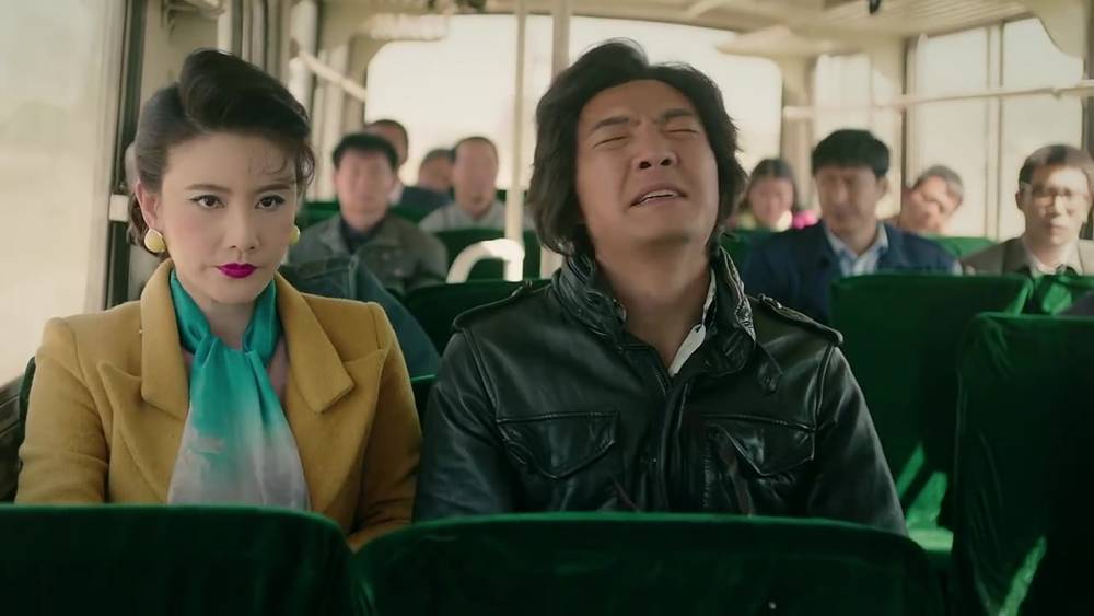 男子坐公交车,无意间的举动却吸引了美女的注意,这是什么情况?