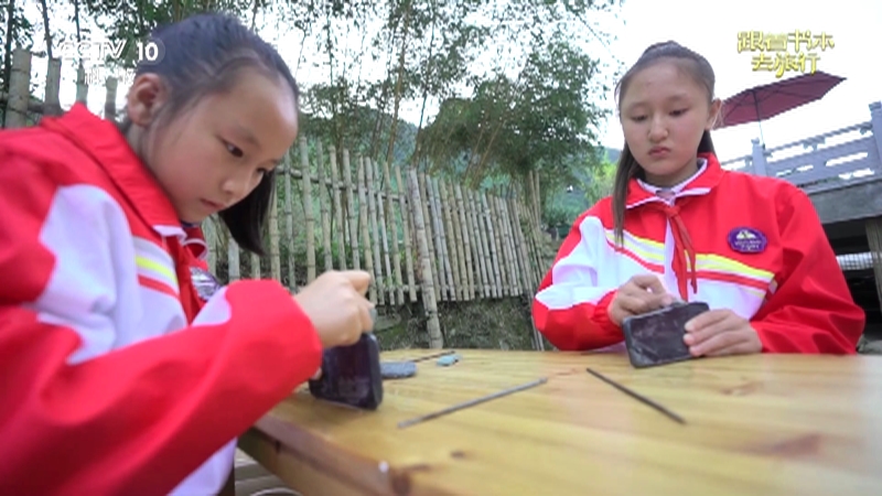 【跟着书本去旅行】打磨砚石有“窍门”? 磨砚小工匠们也来试一试!