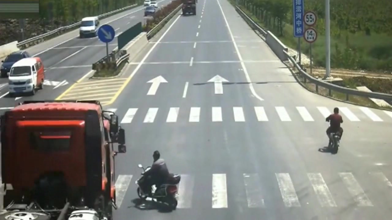 大卡车为追上前面同伴,闯红灯直接将电瓶车撞飞了起来!