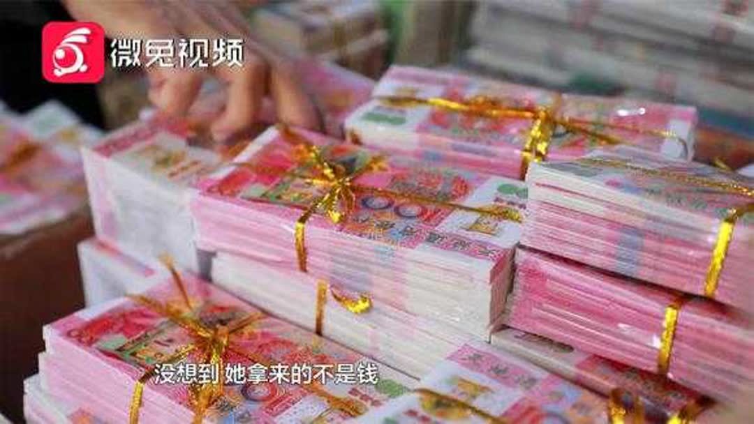 把人撞伤赔偿八万,结果对方收到钱后气炸了!"她拿的是冥币!"