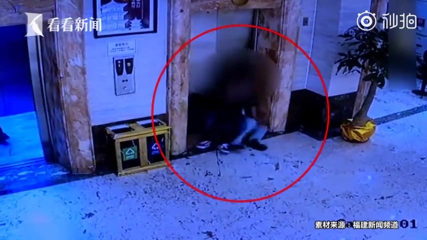 可怕!两男子酒后撞开电梯门,双双跌入3米深井