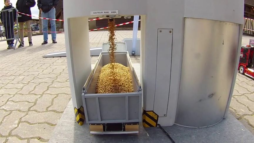 一辆模型卡车,正在停车装粮食!