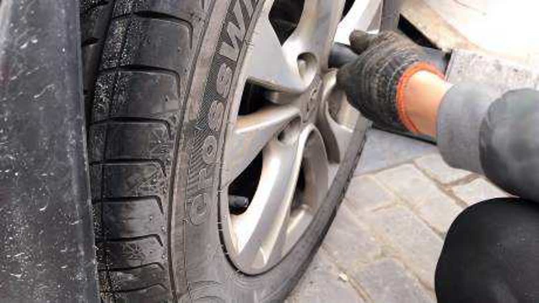 顾客为了省钱自己动手更换汽车刹车片,看他手忙脚乱的,真的会?