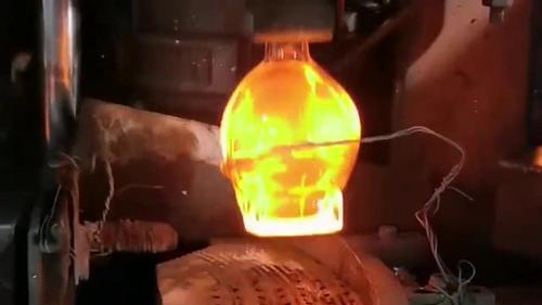 罕见的玻璃瓶制造过程,生产线上已不需要工人,解开20多年的疑惑!
