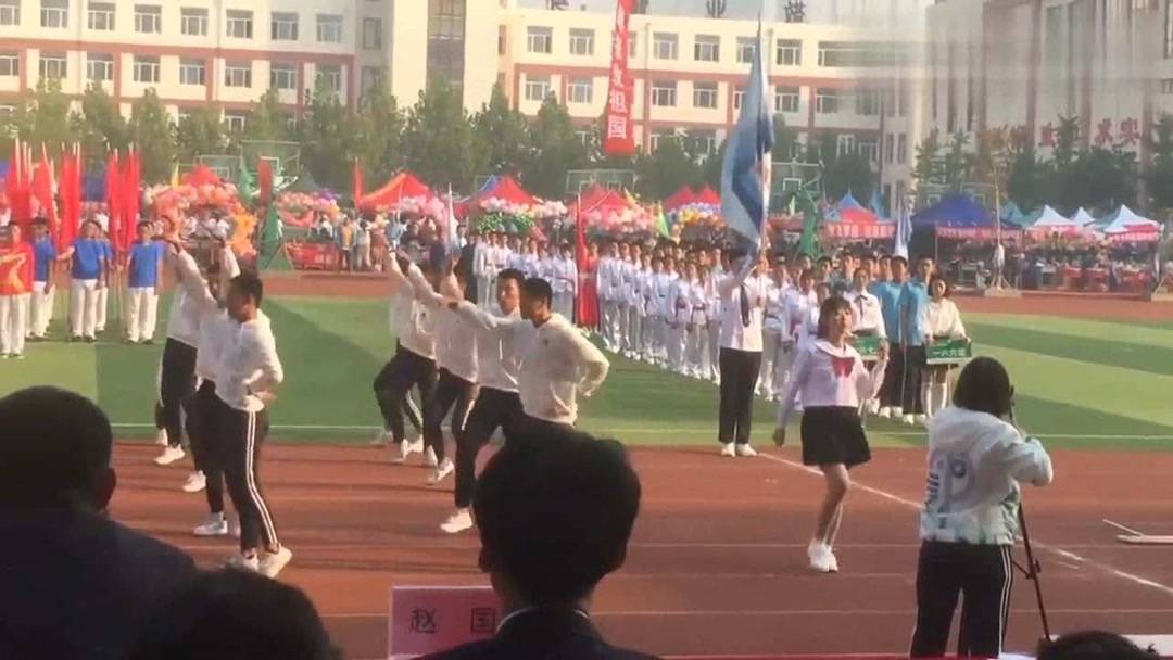 别人班级的才艺展示,全班一起跳《护花使者》,男生们太可爱了