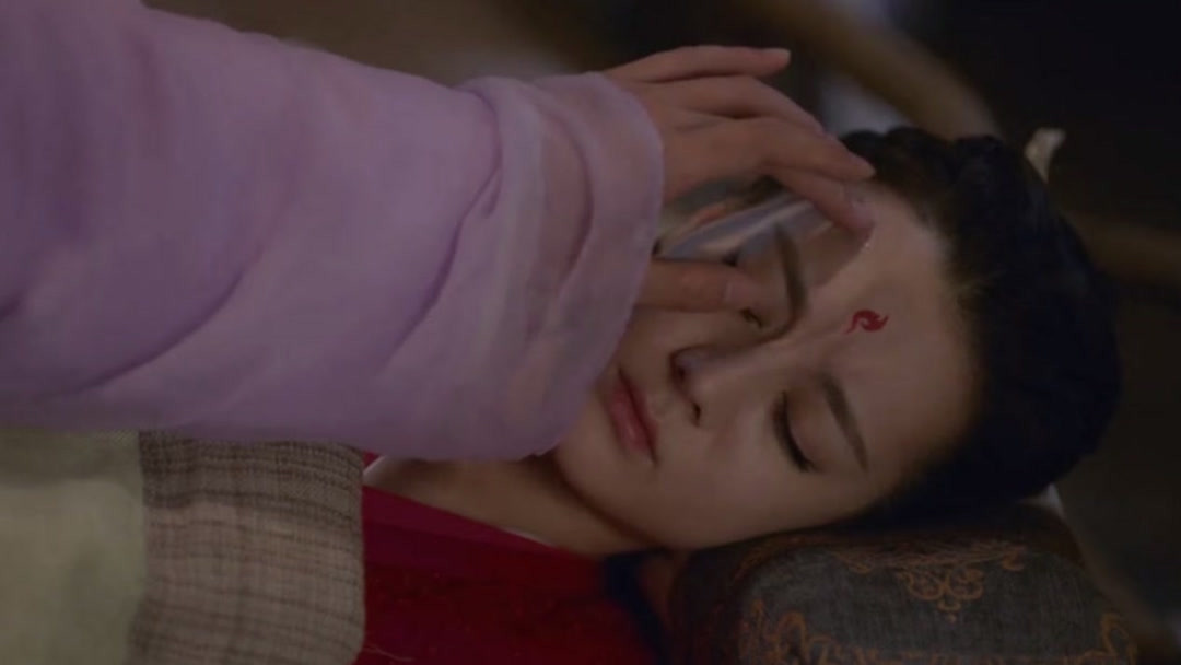 三生三世枕上书:凤九受伤帝君偷偷给媳妇上药,宠溺眼神太甜了