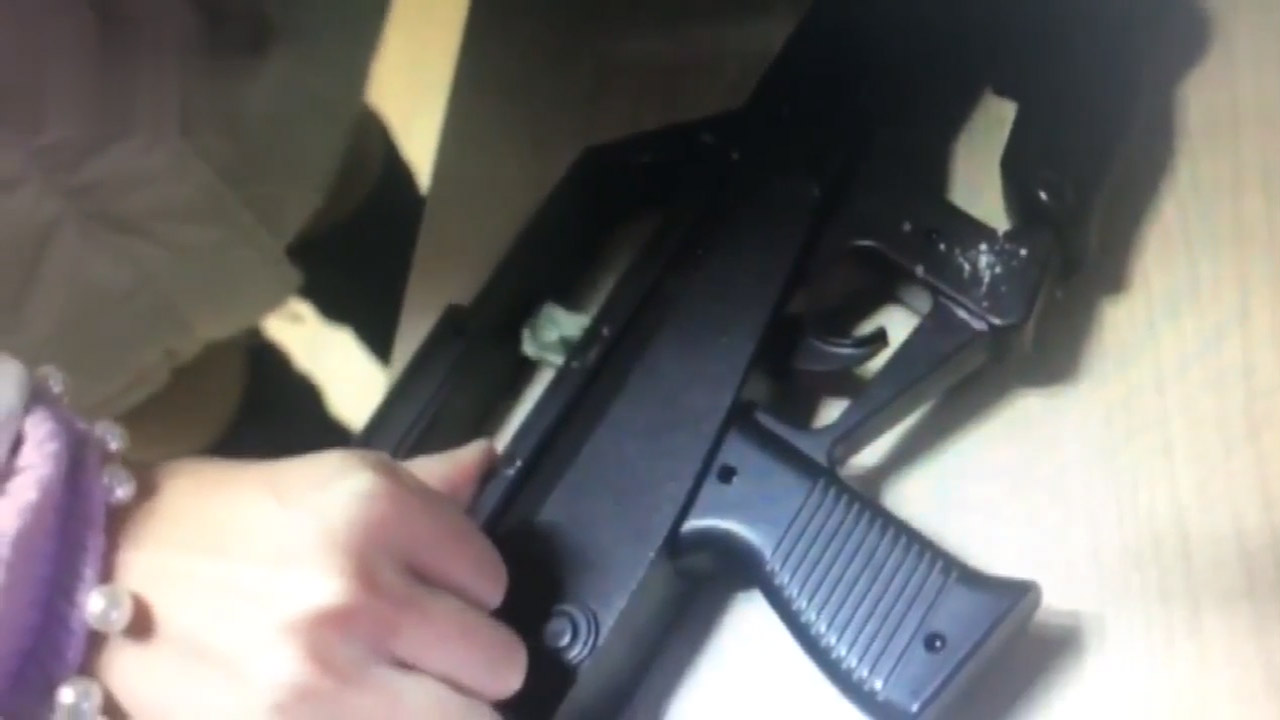 【江苏】女子深夜拎枪去消防队求助 消防员:先把枪放下