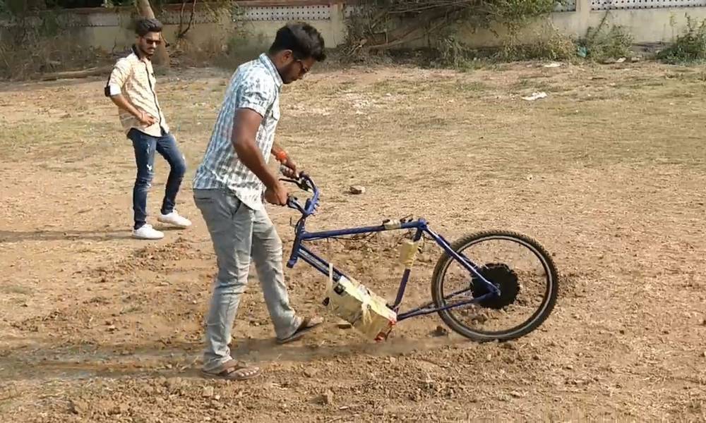 印度19岁大学生发明"自行车"电动犁地机,一天犁5亩地