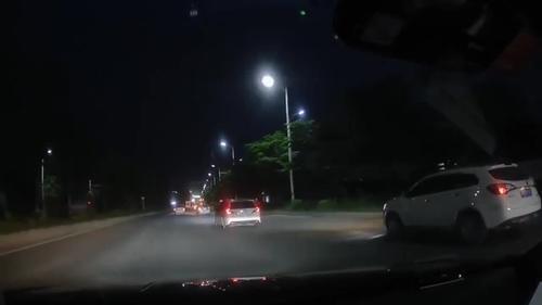 这就是当代中学生的骑士精神?夜路上飙车,差点人仰马翻