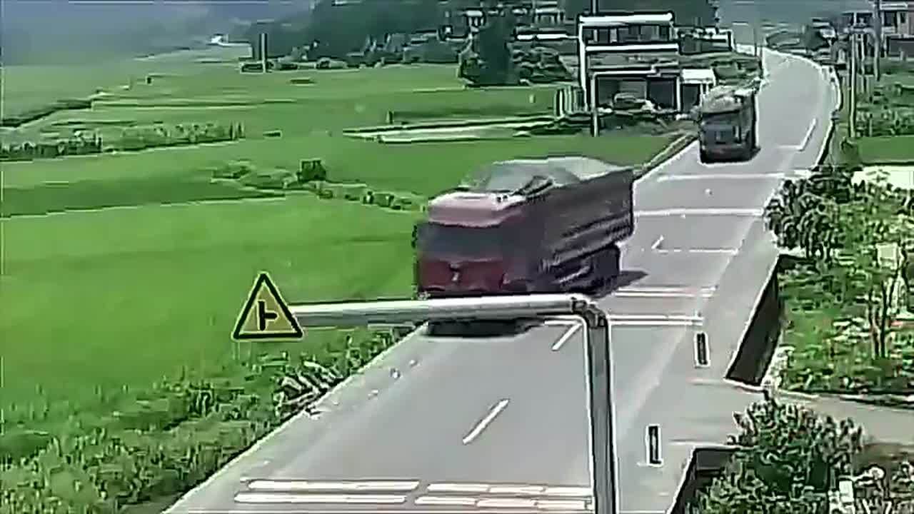 小伙驾驶摩托车与大货车发生碰撞,监控拍下全过程