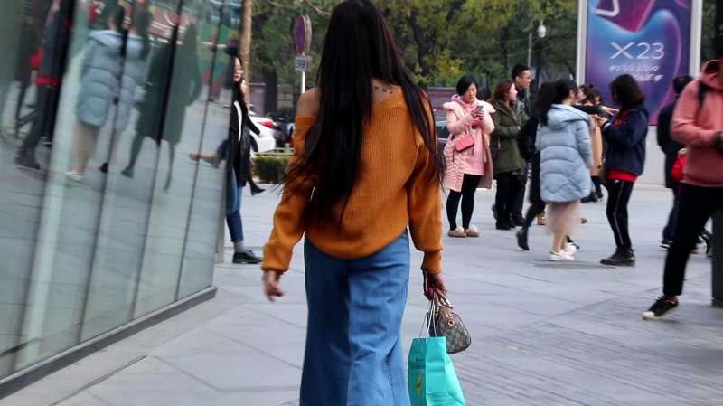 三里屯街拍,别人羽绒服我穿漏肩装,爱美的女生好有个性