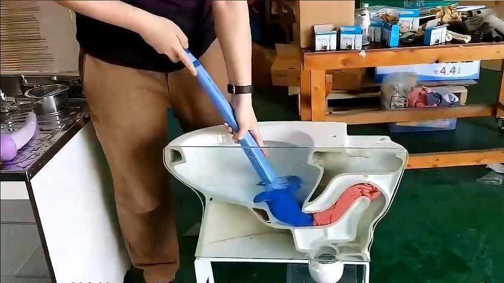 老外造通马桶神器,马桶堵的再厉害,喷一次马上通畅