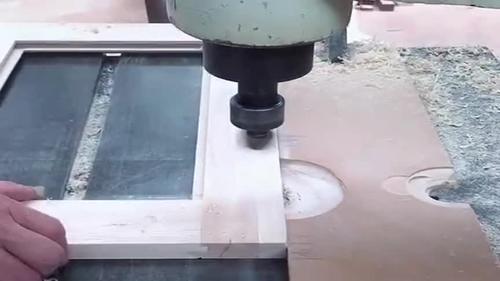 实木门合页安装,看这干活的手法,就知道是位老师傅