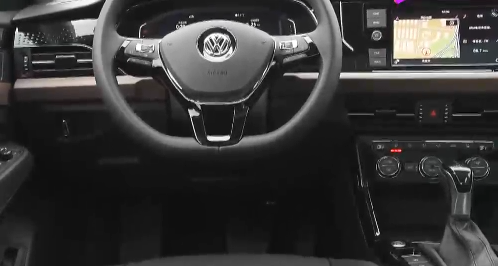 大众帕萨特车内功能演示,中控家族设计,座椅用料很厚道