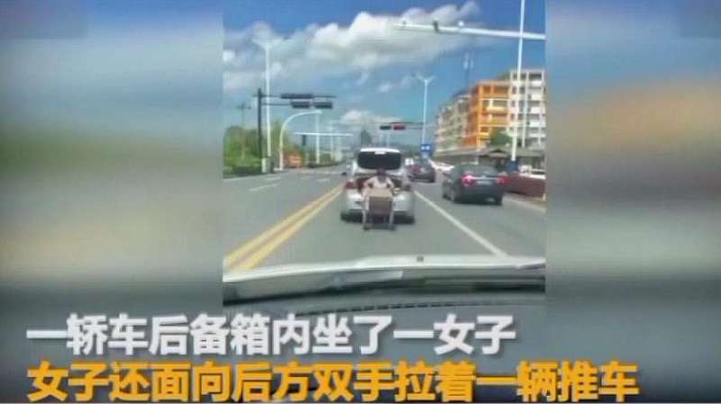 男子上工地做工,让老婆坐后备箱推推车!场面十分危险!