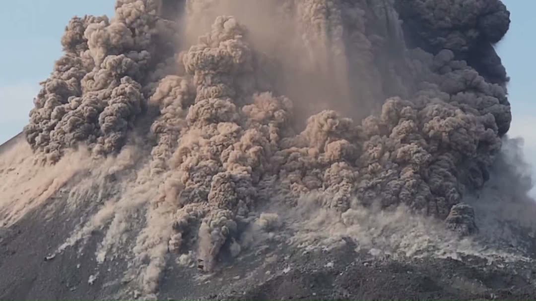 壮观的大爆炸:2018年10月17日印尼喀拉喀托火山爆发最佳真实镜头