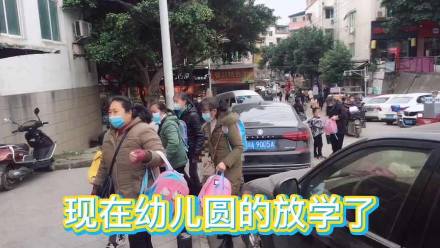 小朋友放学,学校门口有好多吃的东西