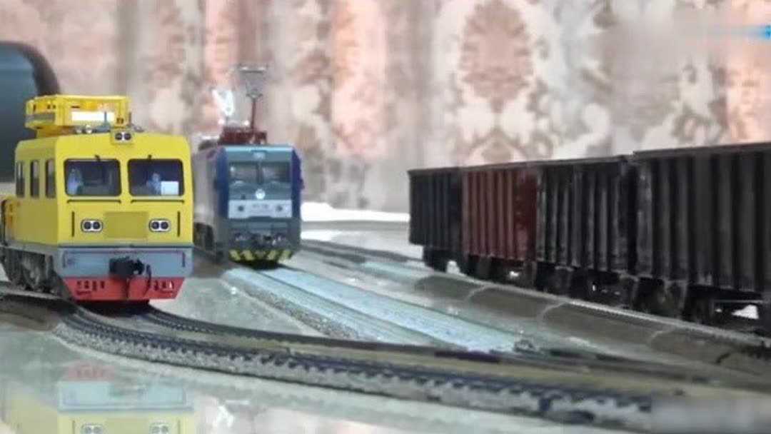火车模型运转, 乍一看还以为是真的, 仿真度太高了