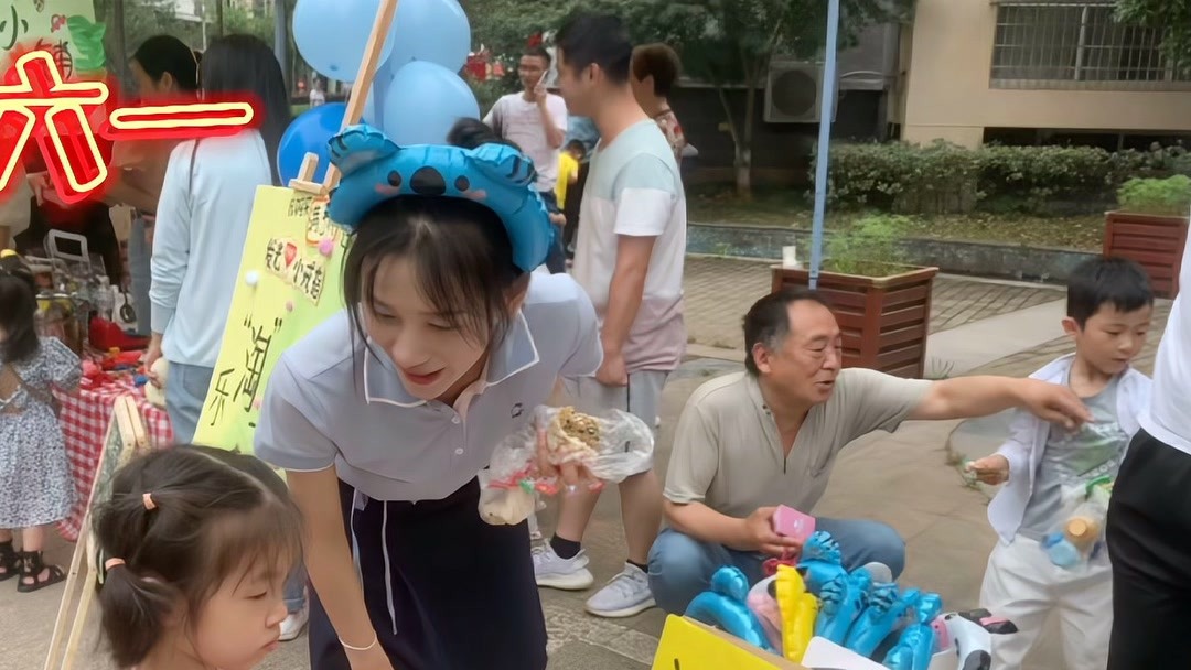 跳蚤市场,迎六一爱心义卖活动,和小朋友们一起做公益。
