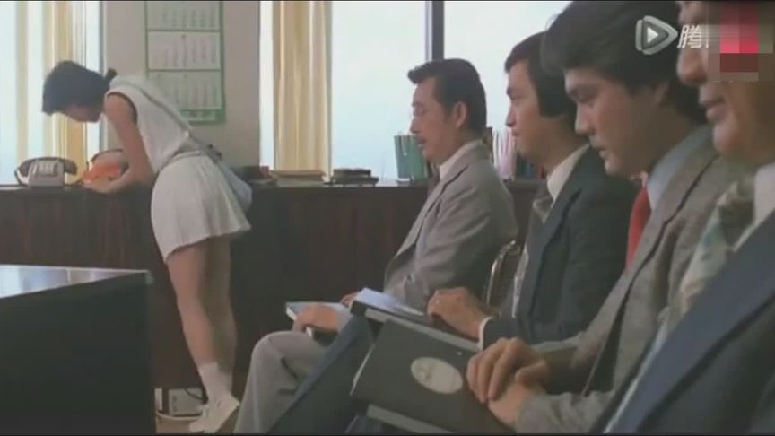 女孩进公司会议室打扫卫生,正开会的领导眼睛都看直了