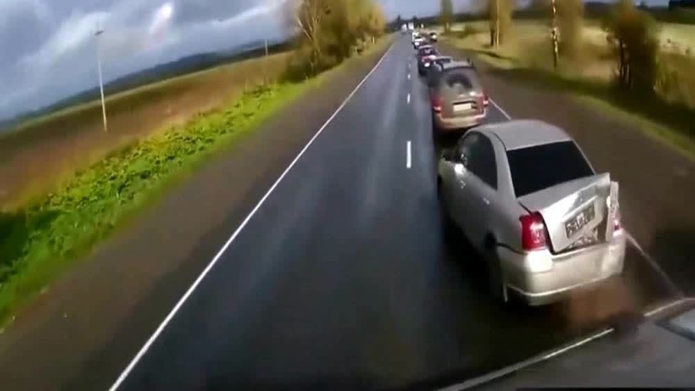 这连环撞车现场,真是值得一看,事故现场太惨烈了