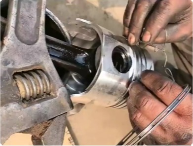 行行出状元,记录工人进行活塞环安装